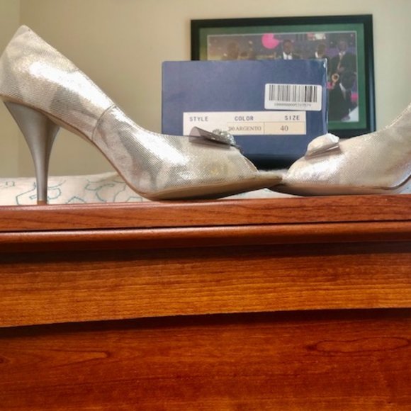 Pompili | Shoes | Pompili Silver Metallic Peep Toe Pump | Poshmark